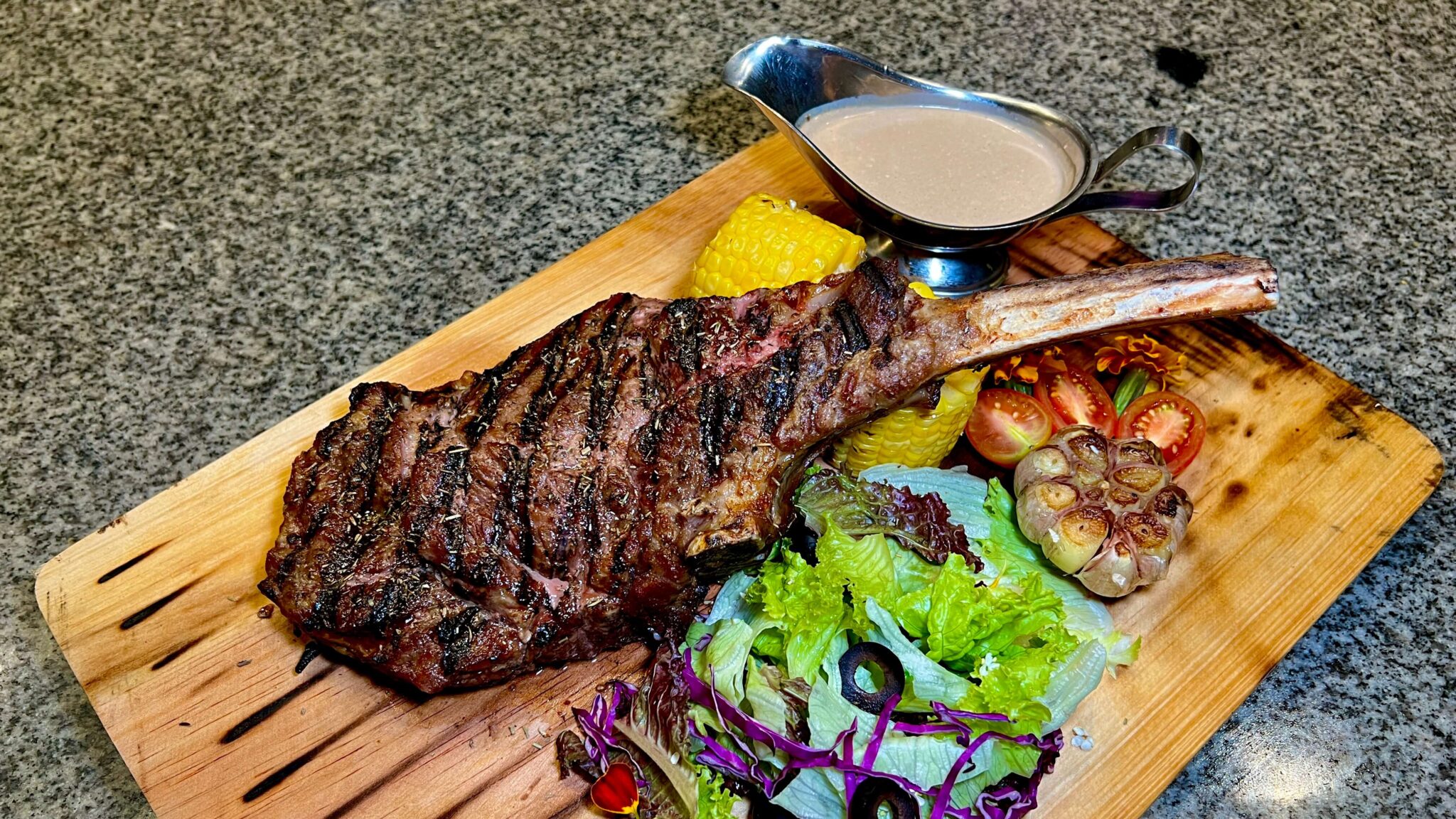 Tomahawk, Steak Legendaris yang Kaya akan Rasa - Hotel De Paviljoen Bandung